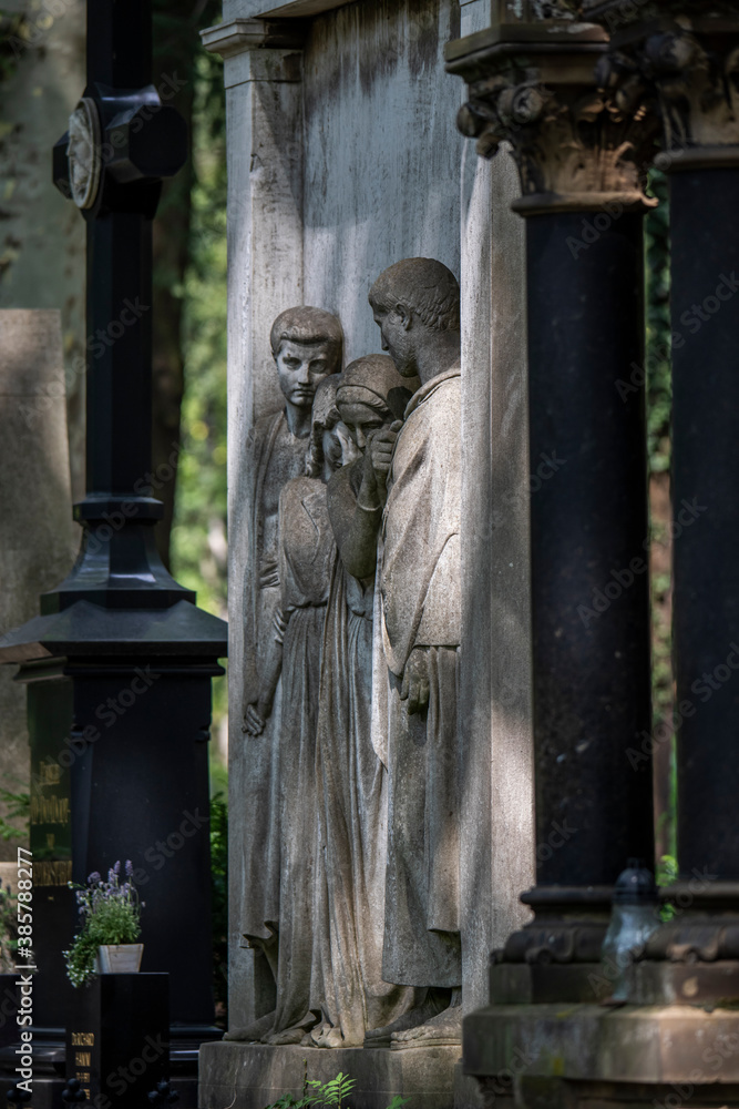 Stockfoto trauernde familie als Figuren auf einem Grab auf dem Melaten ...