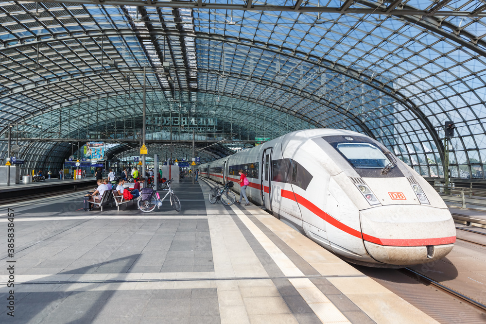 ICE 4 high-speed train at Berlin main railway station Hauptbahnhof Hbf ...