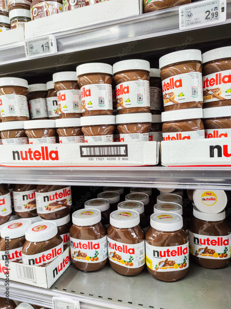 Foto de Focus on Nutella jars of hazelnut cream in french supermaket ...