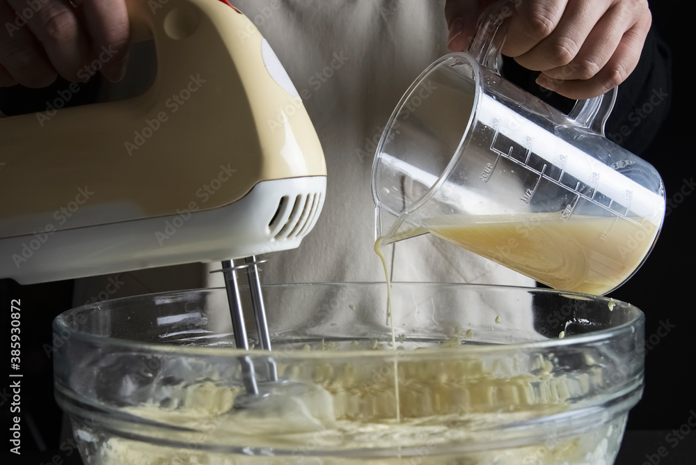 Chef is making cream cake using electric portable mixer machine Stock ...