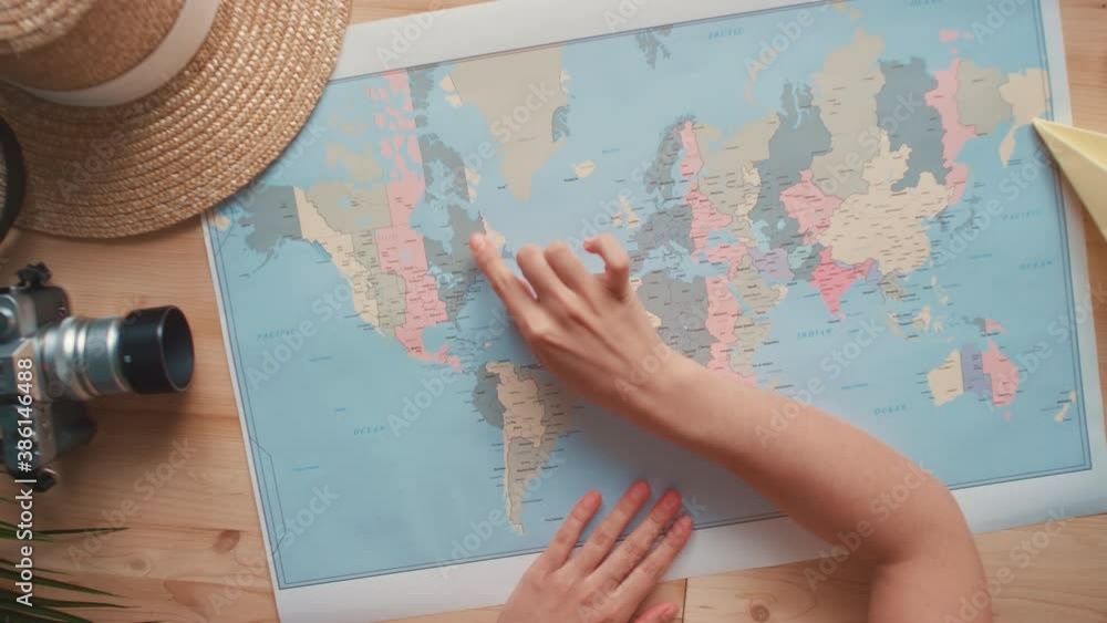 Vidéo Stock Horizontal zoom-out top-view flat lay panning of ...