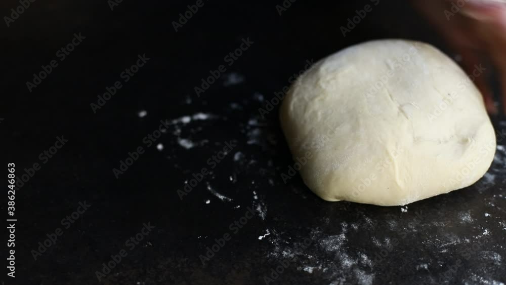 Vidéo Stock knead raw dough cook with your hands meal on the table ...