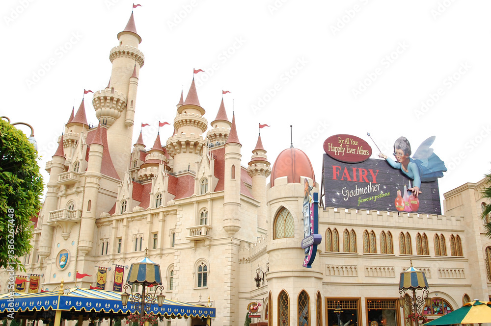 Foto de Universal Studios Singapore far far away Shrek theme castle ...