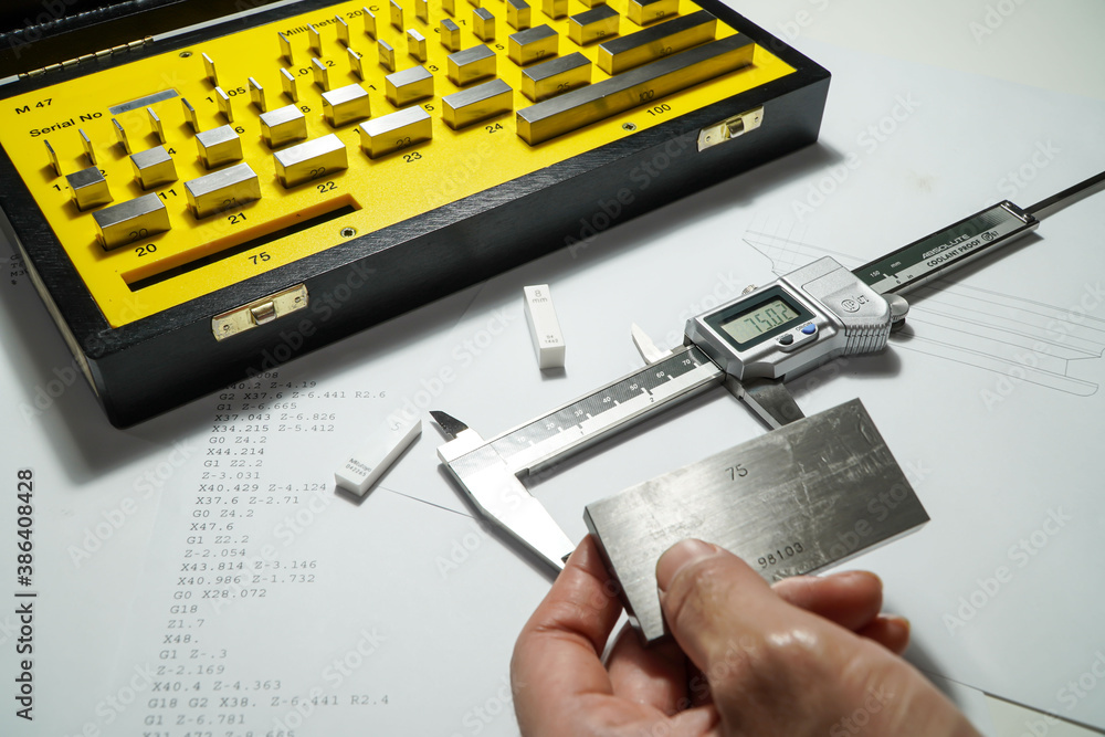 Póster Digital micrometers and digital vernier calipers perform ...