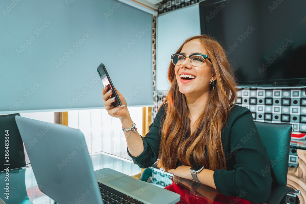 Mujer Trabajando En Oficina
