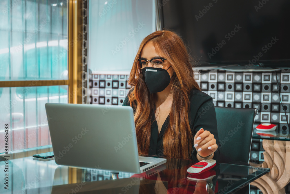 Mujer joven mexicana latina trabajando en oficina de empresa feliz ...