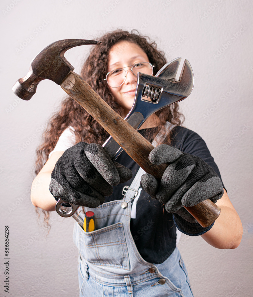 Mujer contratista joven posando con herramientas de construcción como ...