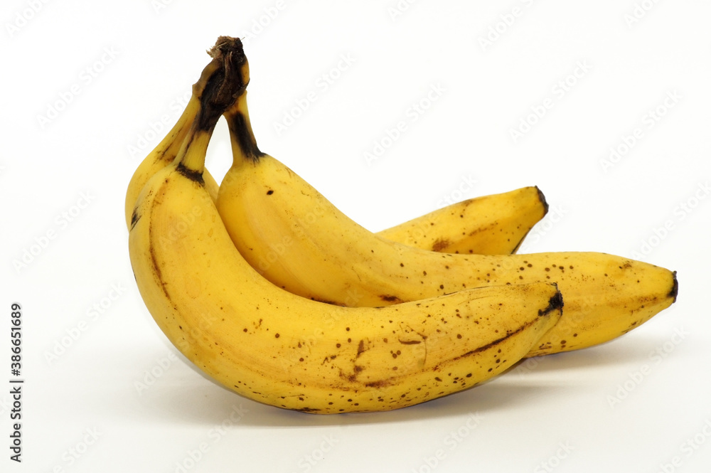 Alte Bananen mit Flecken freigestellt auf weißem Hintergrund Stock ...