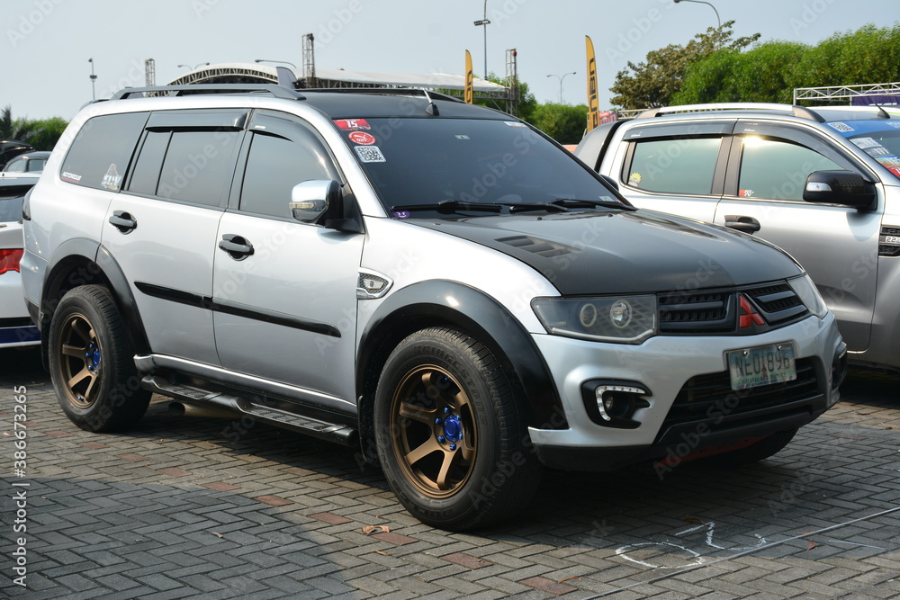 Foto de Mitsubishi Montero at Bumper to Bumper 15 car show do Stock ...