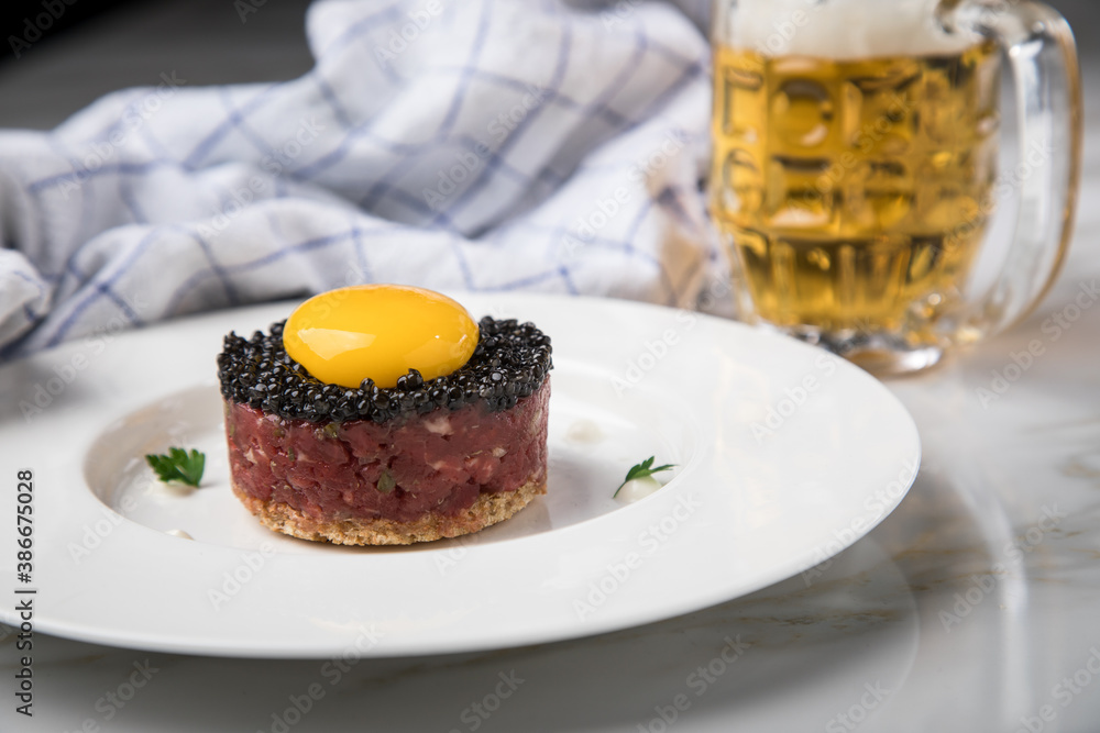 Gourmet Rindertatar Beef Tatar roh aus Filet fettarm, Kapern, Eigelb ...