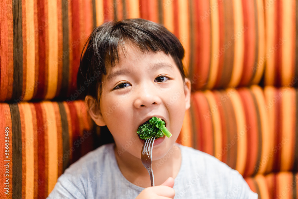 Stockfoto Little asian girl make vomiting face when she eat broccoli ...