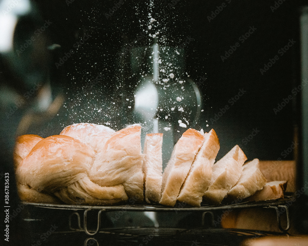 Pan con harina cayendo minimalista con fondo negro, close up, pan hecho ...