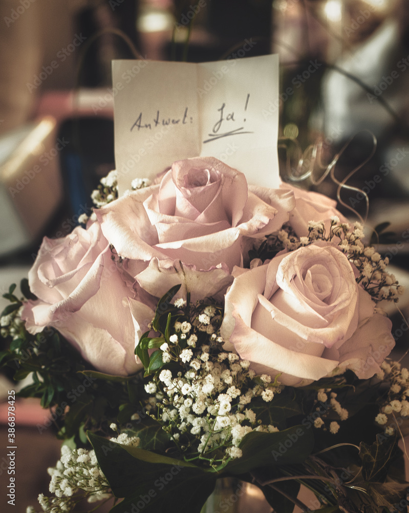 Geschenk von Trauzeugen, Brautstrauß vor der Trauung mit dem Zettel und ...