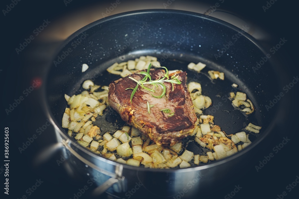 Foto de cooking at home - roasted game meat from the chamois buck with ...