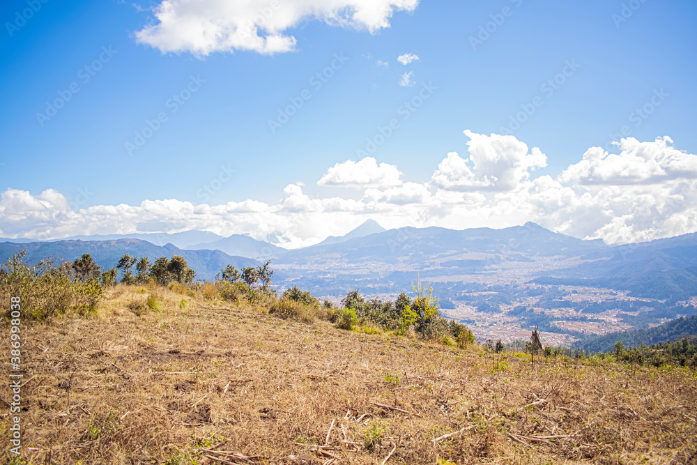 paisaje de campo seco y montañas e volcán de lejos de Quetzaltenango ...