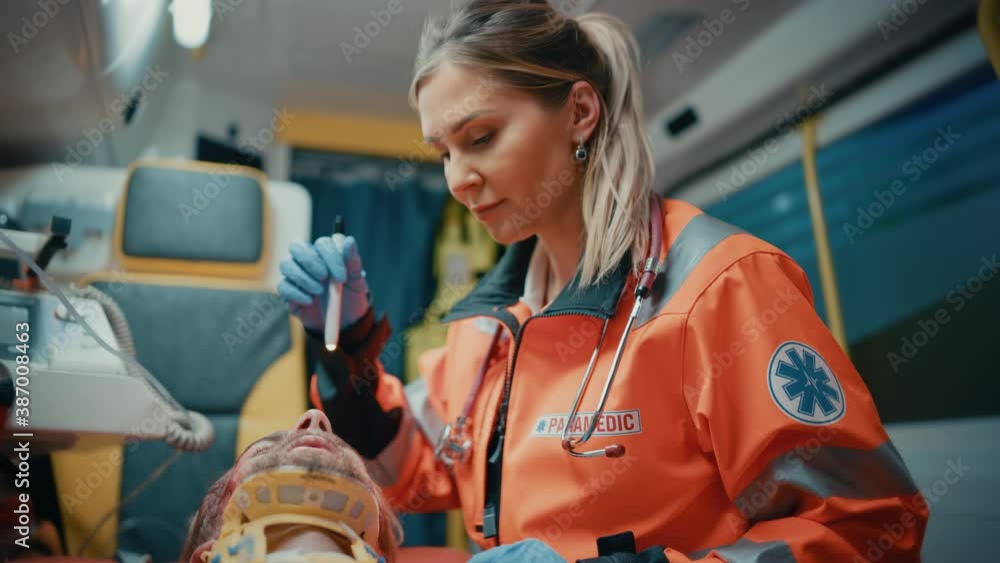 Vídeo do Stock: Female Professional EMS Paramedic Ride to Healthcare ...