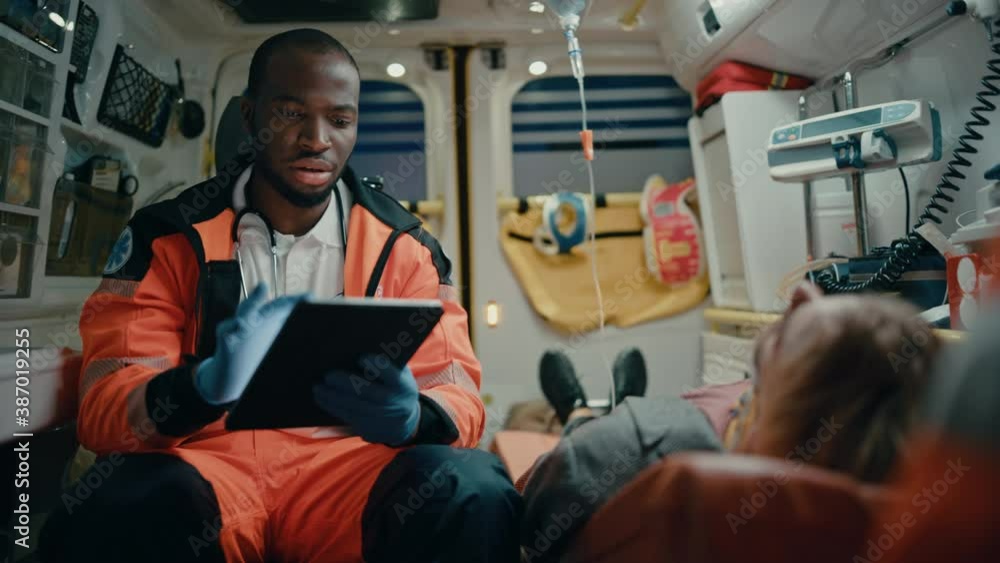 Vidéo Stock Black African American EMS Professional Paramedic Using ...