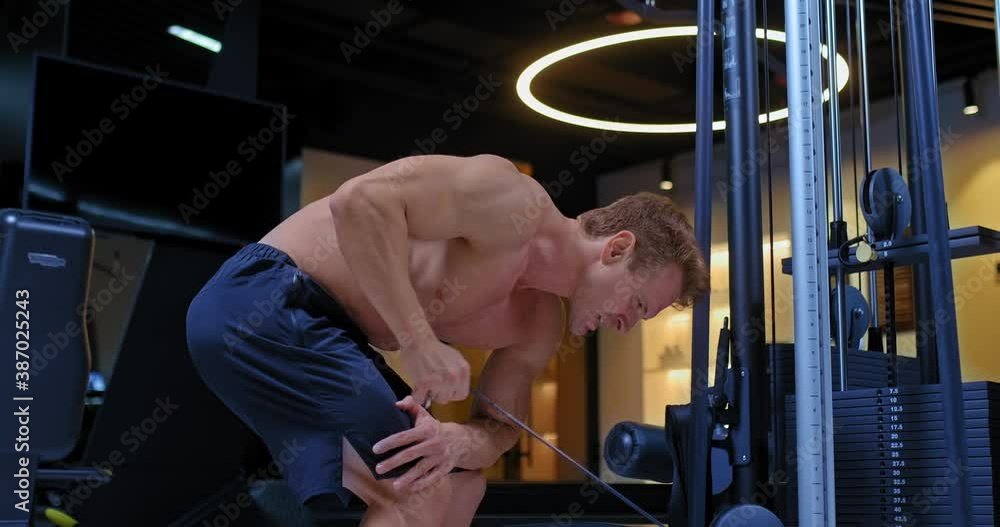 Vidéo Stock Bodybuilder athlete does the extension of the arms at the ...