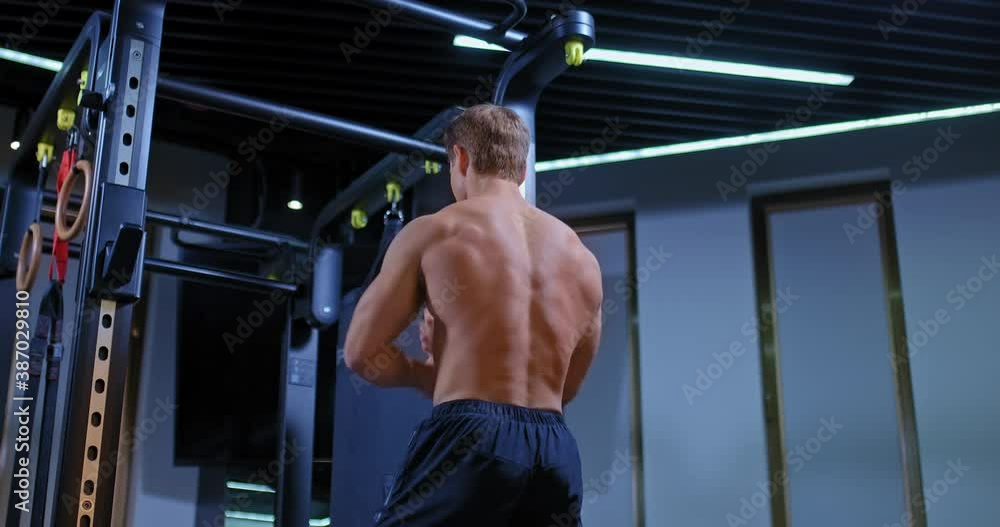 Vídeo do Stock: Athlete bodybuilder shows his tense muscles of the body ...