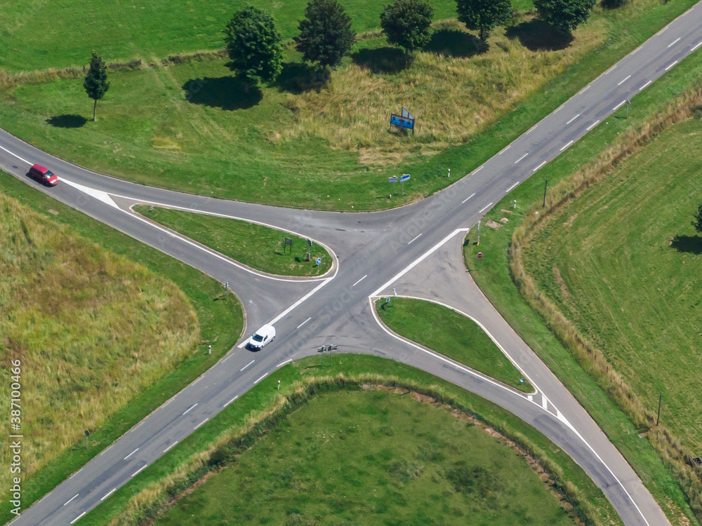 vue aérienne d'un carrefour de routes à Beaucamps-le-vieux dans la ...