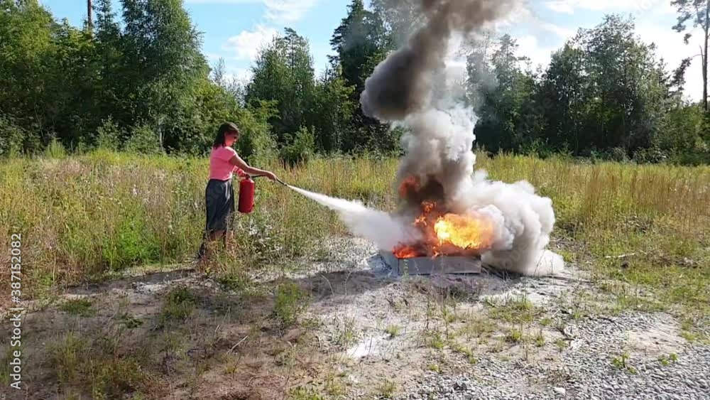 Vidéo Stock Educational video "How to put out fire". Young woman ...