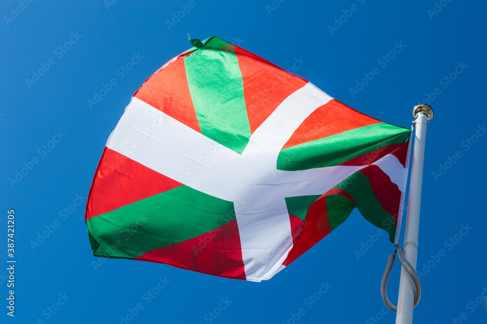 Le drapeau basque rouge vert et blanc Stock Photo | Adobe Stock