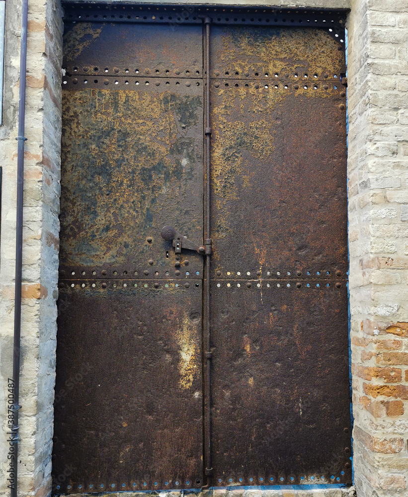 Porta portone in ferro metallico vecchio rovinato arrugginito ruggine ...