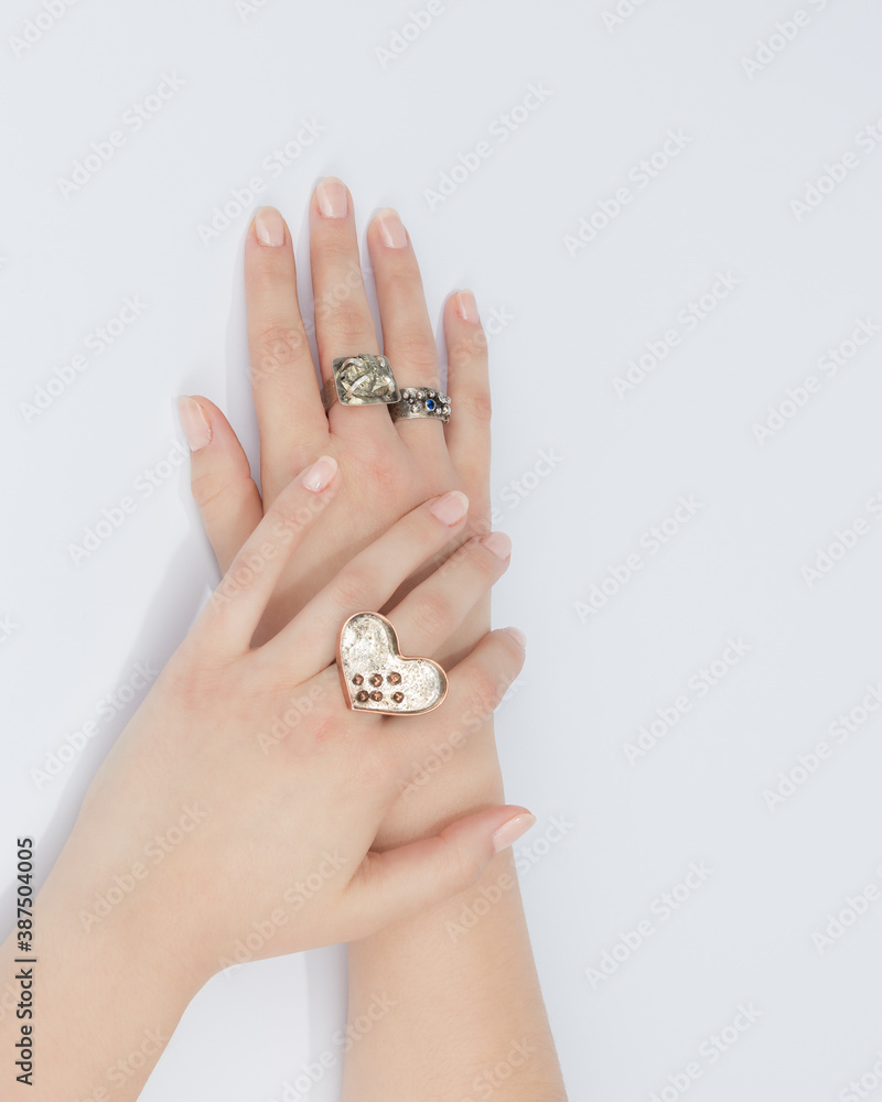 Sesión de fotos de manos con joyas en fondo blanco Stock Photo | Adobe ...