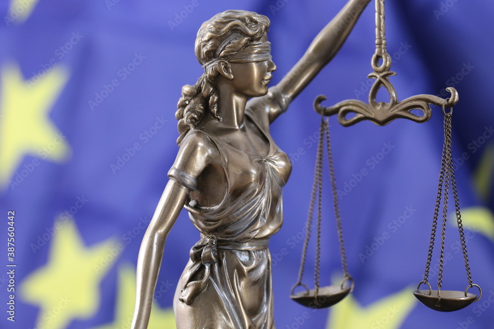 Symbolbild: Justitia vor einer Europa-Flagge foto de Stock | Adobe Stock