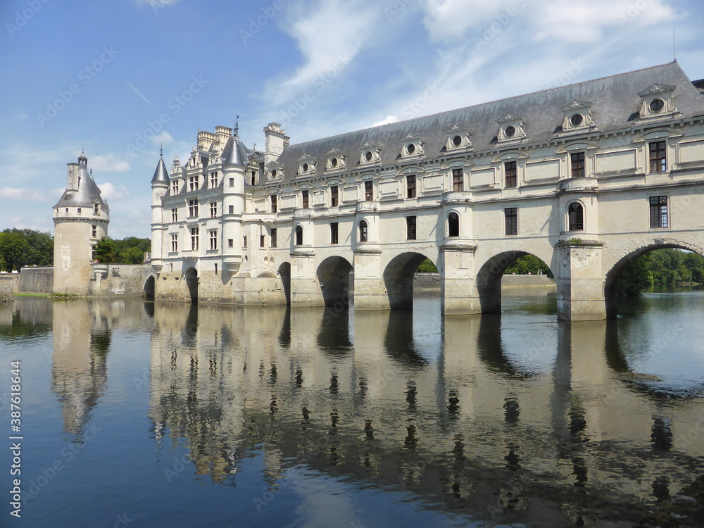 Châteaux de la Loire, château de Chenonceau et son reflet dans l'eau de la rivière du Cher ...