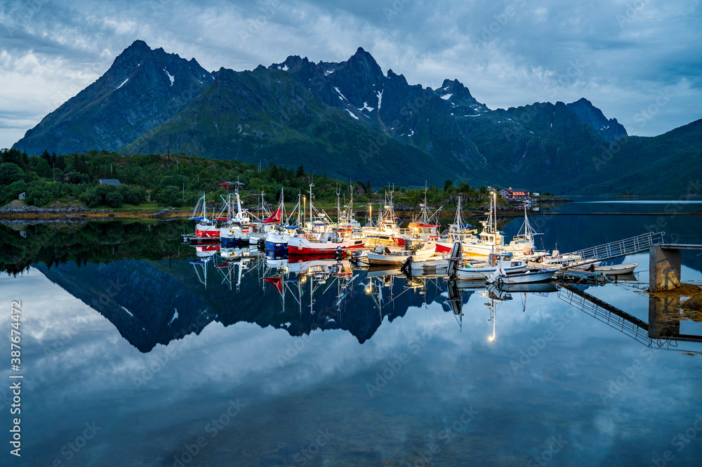 Foto de Fishing village in Lofoten, Lofoten is an archipelago in Norway ...