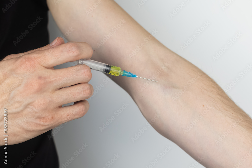 The addict makes himself an injection of prohibited preparation into ...