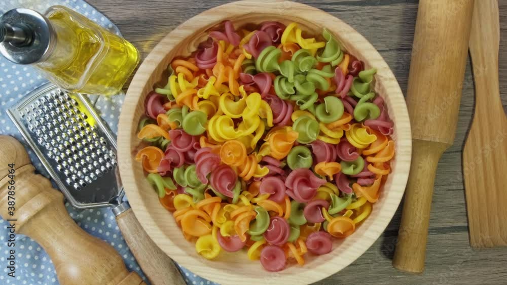 Vidéo Stock Multicolored Pasta rotating in slow motion top view ...