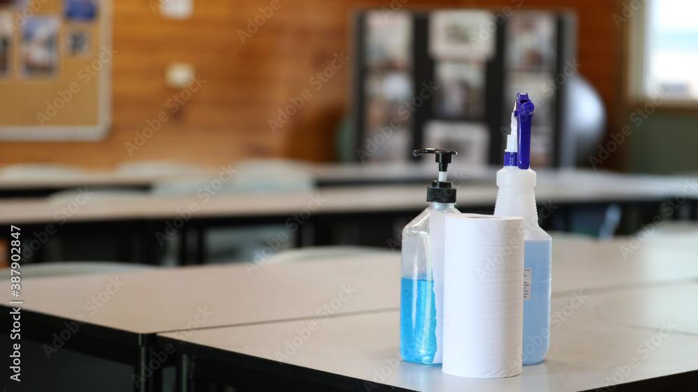 covid safe school classroom setting. empty room with student desks and ...