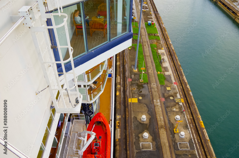 Foto de Almost no space between modern cruiseship or cruise ship liner ...