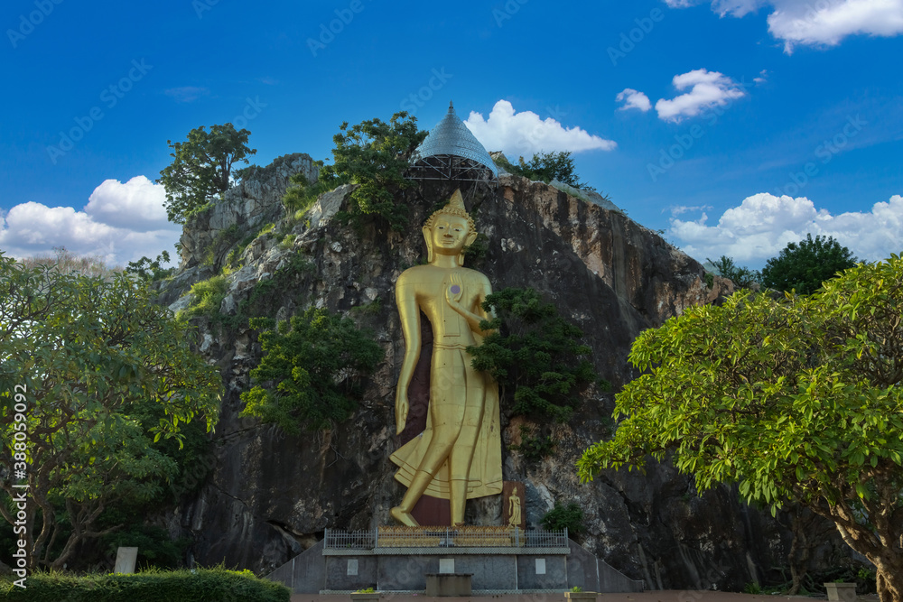 Foto de Golden standing buddha statue on the cliff at Khao Hin Ngoo ...