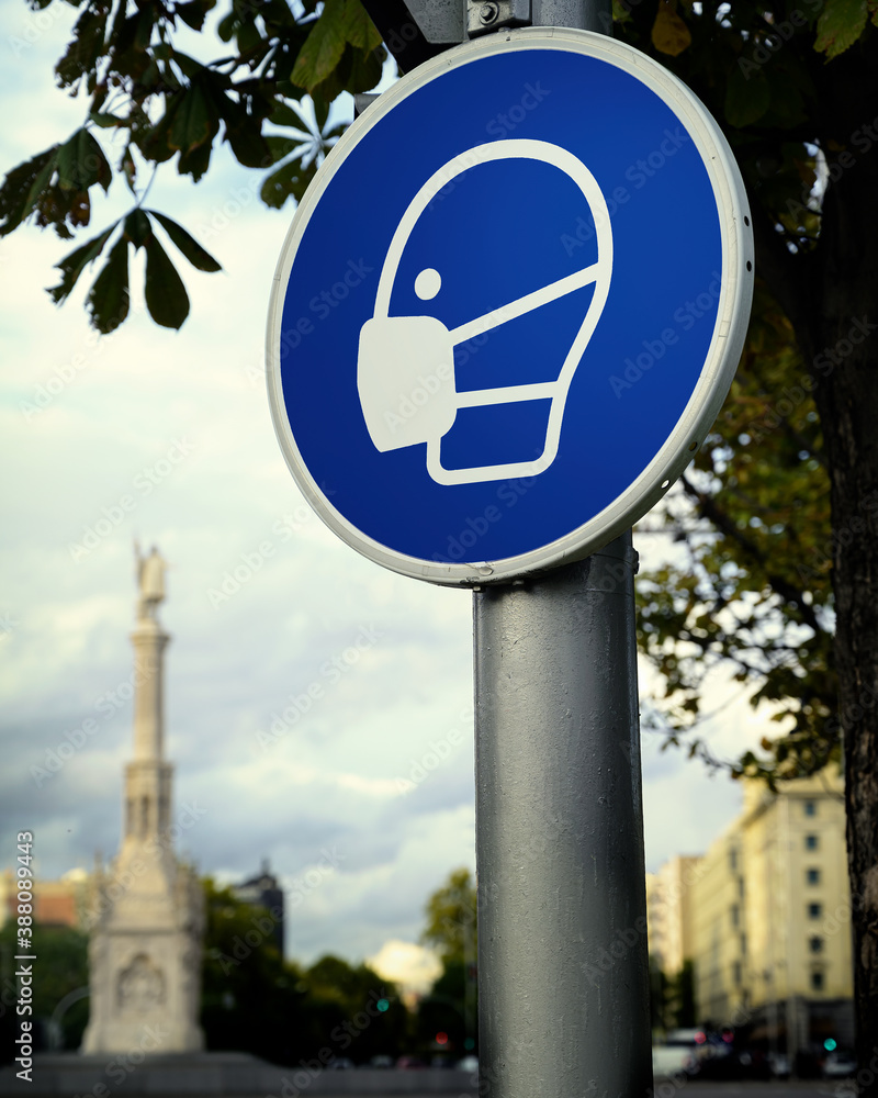 Señal informativa de uso de la mascarilla por la pandemia del Covid 19 ...