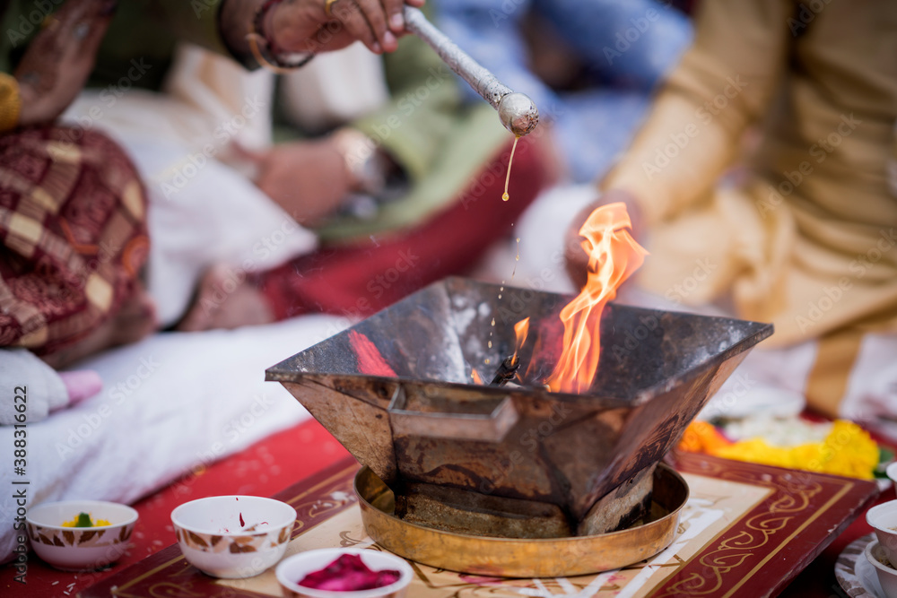 Indian Wedding Bride's Dad pouring ghee in Havan | Pooja Vidhi | Mandap ...