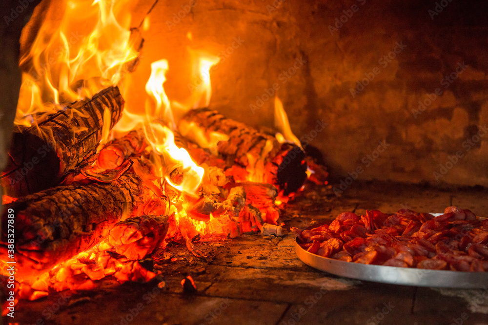 Forno à lenha com lenha pegando fogo foto de Stock | Adobe Stock