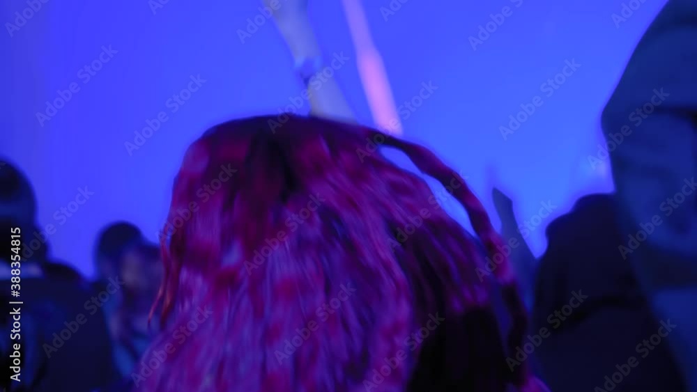Vidéo Stock Slow motion: teenage girl with red hair partying, cheering ...