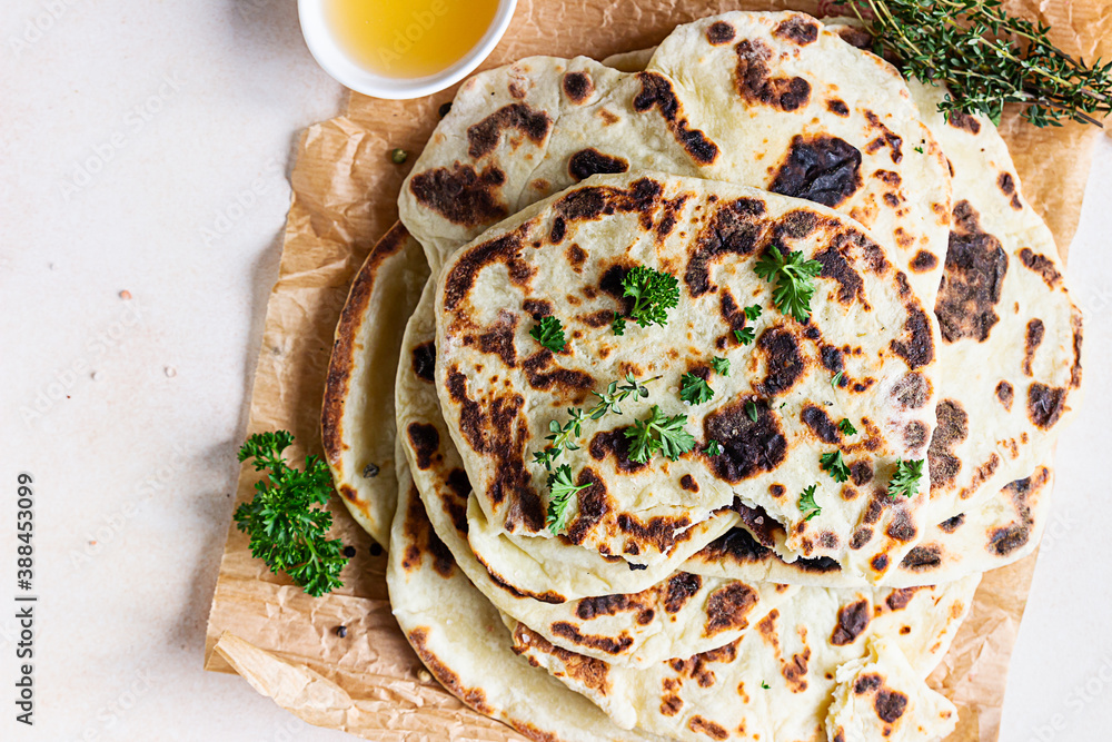 Foto de Indian homemade traditional flatbread with fresh parsley and ...