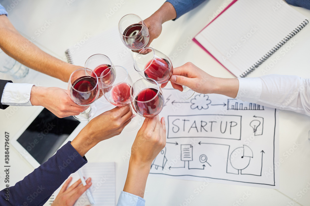 Geschäftsleute im Start-Up feiern Erfolg Stock Photo | Adobe Stock