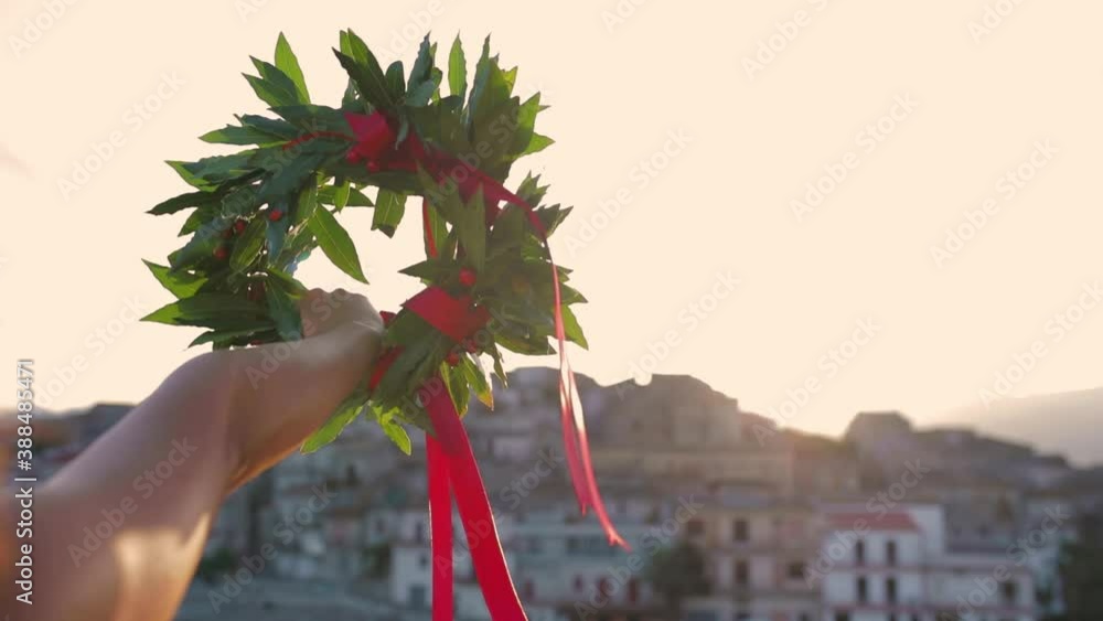 Giovane ragazza con vestito bianco si laurea. Corona di alloro in testa ...