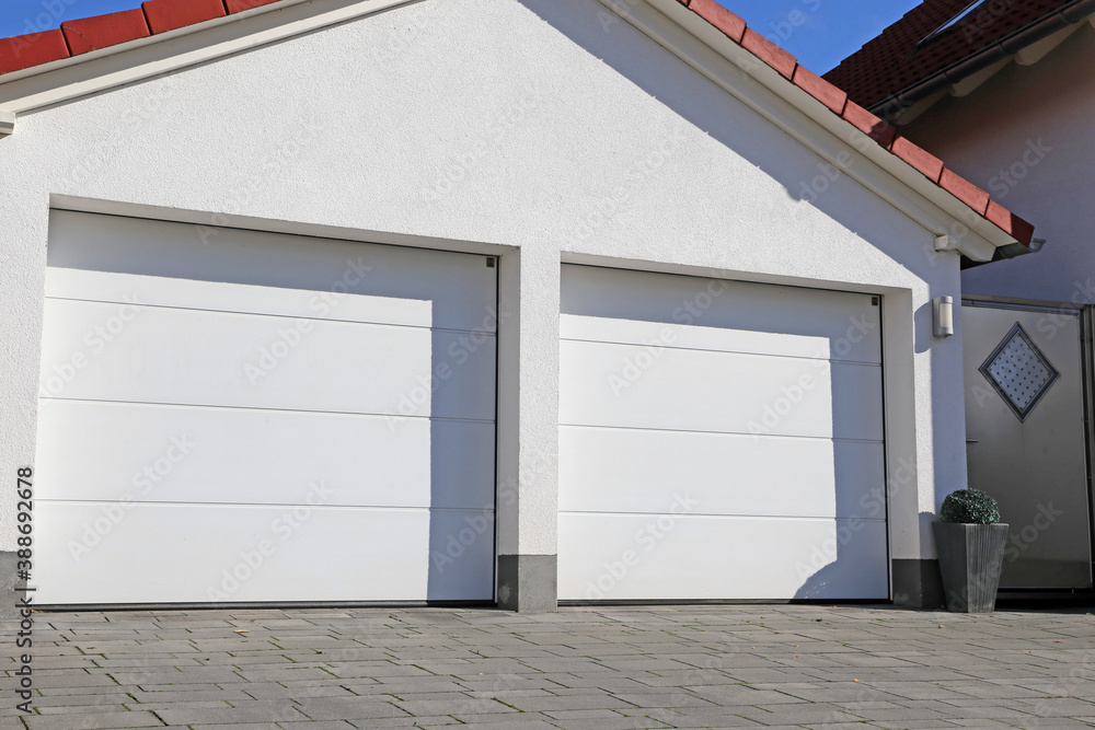 Modernes weißes Garagentor (Sektionaltor) Stock Photo | Adobe Stock