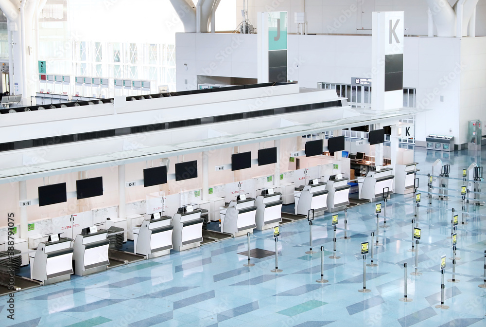 Foto de Closed and empty departure check-in counter in International ...