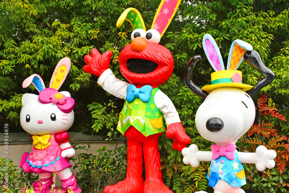 Hello Kitty, Elmo and Snoopy characters at Universal Studios Japan in ...