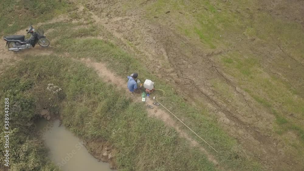 Vidéo Stock overhead view of a farmer using a chemical liquid to fill a ...