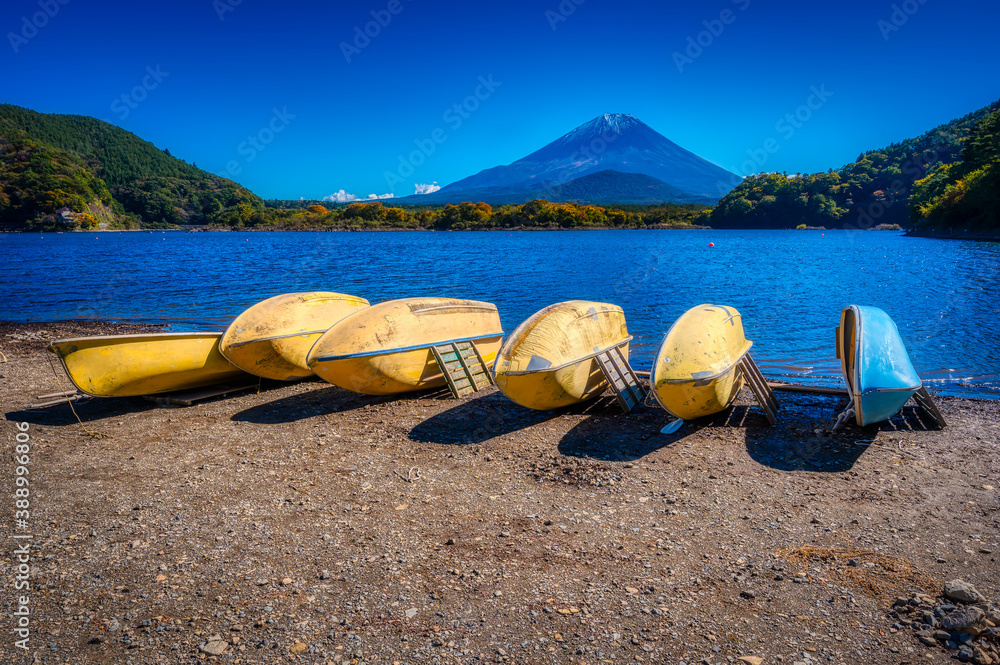 Lake Shoji, one of the Fuji Five Lakes, in Yamanashi Prefecture, Japan ...