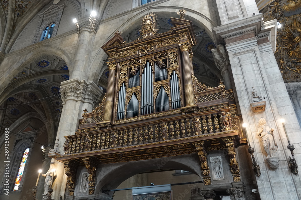 Orgel der Cattedrale Santa Maria Assunta in Como Stock Photo | Adobe Stock