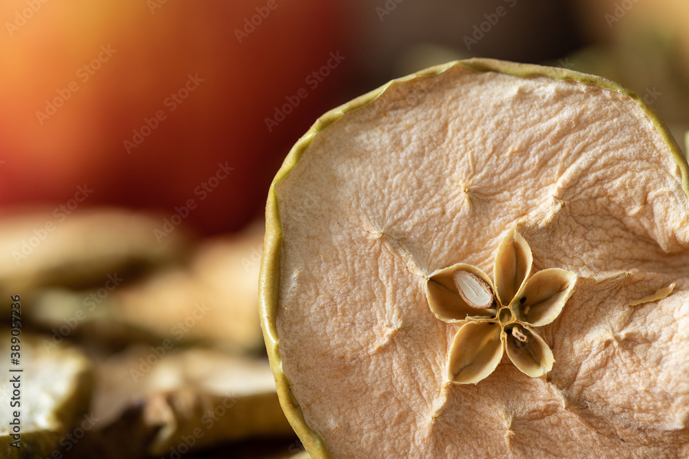 Apfel in Scheiben geschnitten und getrocknet im Herbst für den Winter ...